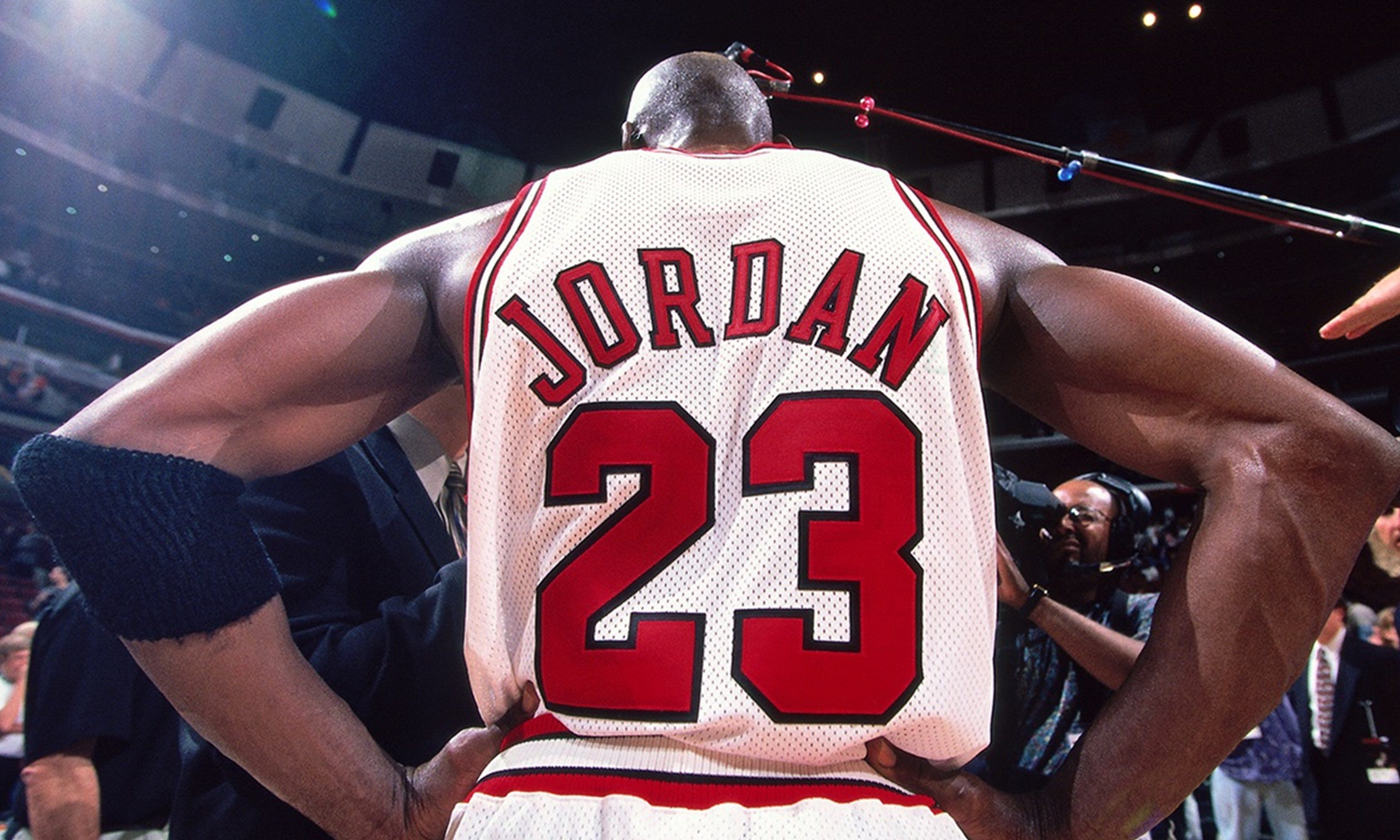 When LeBron James Stared at Michael Jordan Before a Fast-Break Dunk